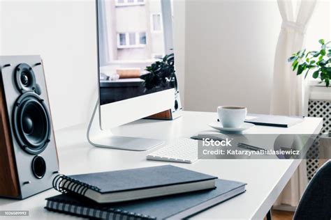 책에 근접 스피커와 흰색 프리랜서에 책상에 데스크톱 컴퓨터의 내부 실제 사진 생활 방식에 대한 스톡 사진 및 기타 이미지 생활 방식 서재 스피커 Istock