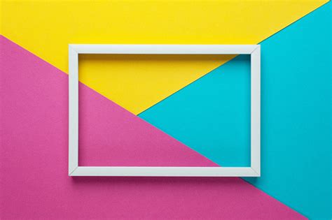 밝은 노란색 분홍색 파란색 배경에 빈 흰색 프레임입니다 플랫 레이 트렌디 한 최소한의 개념 텍스트 또는 디자인을 위한 공간을 복사합니다 0명에 대한 스톡 사진 및 기타