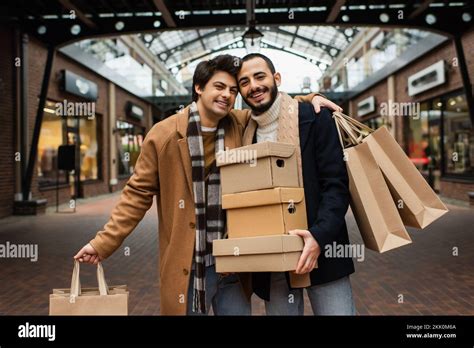 Ein Zufriedener Schwuler Mann Mit Einkaufstaschen Umarmte Einen