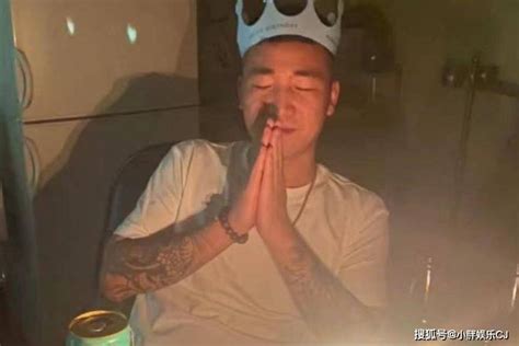 52岁李菁菁离婚后，90后前夫哭诉净身出户，从豪宅搬去拥挤老旧房刘振视频生活