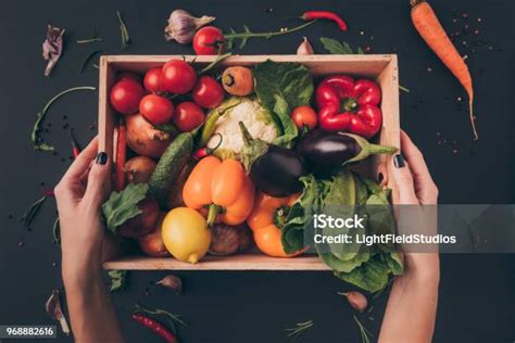 회색 테이블 위에 야채와 나무 상자를 들고 여자의 이미지를 자른 가지 채소에 대한 스톡 사진 및 기타 이미지 가지 채소 건강한 식생활 꽃 양배추 Istock