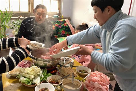 从菜棚拔点青菜，大缸里拿点肉做火锅，热气腾腾，一家人吃嗨了凤凰网视频凤凰网