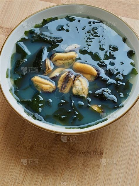 韩国食物 海草 贻贝 汤 焖菜 饮食产业 日本食品 东方食品 餐具 自制的