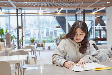 Linkedin Yujin Park 페이지 글로벌 웹툰 회사 직원들의 외국어 공부법 리디주식회사