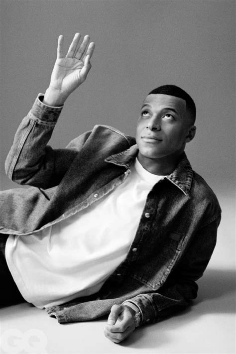 帅得嘞！姆巴佩拍摄杂志写真 眼神犀利超带感图未来