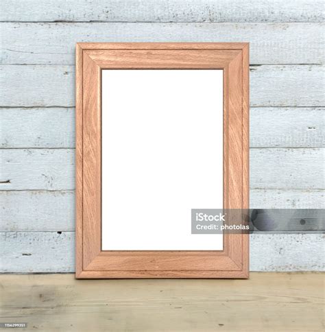 Mô Hình Khung Gỗ Cũ A4 Thẳng Đứng Trên Một Chiếc Bàn Gỗ Trên Nền Gỗ Màu Trắng Sơn Phong Cách Mộc