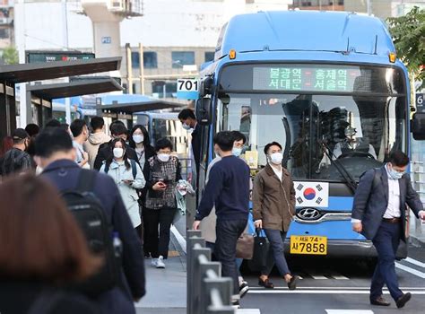 코로나19 신규 확진자 73명·지역 발생 64명닷새째 두 자릿수상보 아주경제