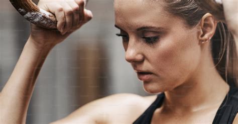 운동복을 입은 젊은 여성은 체육관에서 운동 세션 동안 반지 운동에 집중했습니다 사진 Unsplash의 건강한 라이프스타일 이미지