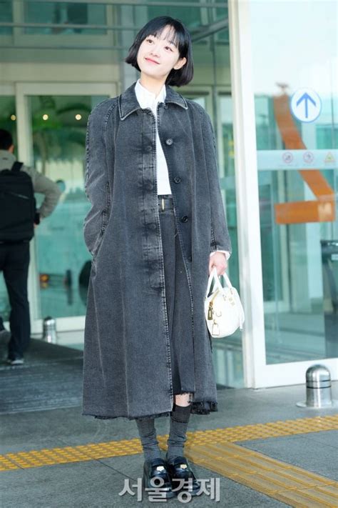 미우미우 패션쇼 참석차 출국하는 배우 이유미  연예이슈 수다방 네모판