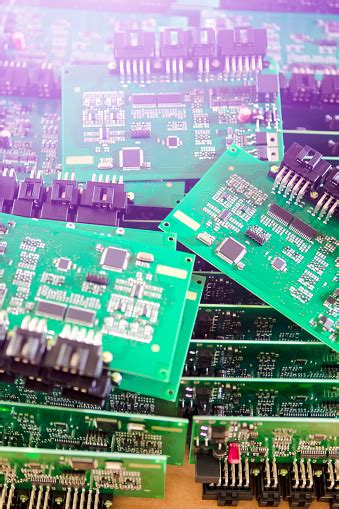 마이크로 전자 제품 개념 표면 장착 부품이 장착된 준비 된 자동차 인쇄 회로 기판 Pcb 배치의 상단에 누워 얕은 Dof 렌즈