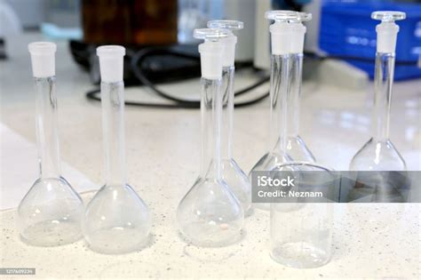 실험실에서 화학 실험을 수행 화학 시약과 컬러 플라스크 과학자의 손에 많은 유리 의료 플라스크 아름다운 색 시약 솔루션 노란색과 갈색 시험관 0명에 대한 스톡 사진 및 기타