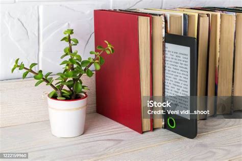 종이 책과 작은 화분에 심은 식물선반에 전자 리더 전자책 디스플레이에 공간을 복사합니다 즐거움과 교육을위한 전자 독서 태블릿에 대한 스톡 사진 및 기타 이미지 Istock
