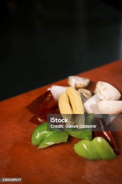 아기 옥수수 피망 말린 칠리 양파 버섯 등 신선한 태국 요리 재료를 나무 도마에 클로즈업 태국 볶음 요리에 필수품 0명에 대한 스톡 사진 및 기타 이미지 Istock