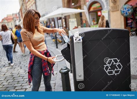 Mujer Tirando Basura En El Basurero De Reciclaje En La Calle De La