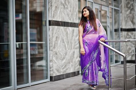 Indisches Hinduistisches Mädchen Im Traditionellen Violetten Saree