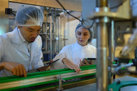 와인 생산 전문가는 대형 현대식 와이너리의 음료 산업에서 일하고 와이너리에서 와인을 테스트합니다 2명에 대한 스톡 사진 및 기타