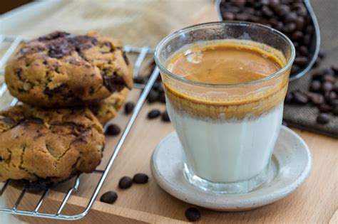 응축 된 우유와 커피 투명 유리에 응축 된 우유와 커피 유리 컵에 응축 된 우유와 베트남 커피 베트남 커피 의 전통적인 방법 갈색에 대한 스톡 사진 및 기타 이미지 Istock