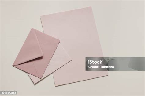 파스텔 세트 홍당무 분홍색 빈 봉투 및 종이 시트 모형 베이지 색 중립 배경 우편 서신 및 게시물 개념 비즈니스 사무실 문구 정물 플랫 레이 상단보기 0명에 대한 스톡 사진