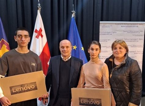 ჩხორიის საჯარო სკოლის წარჩინებული მოსწავლეები კომპიუტერებით დაჯილდოვდნენ ეტალონი