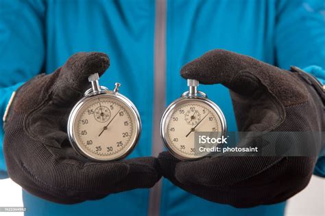 남성 손에 두 개의 기계식 스톱워치 시간 부분 정밀도 속도 간격의 측정 경쟁에 대한 스톡 사진 및 기타 이미지 경쟁 계시기 금속의 Istock