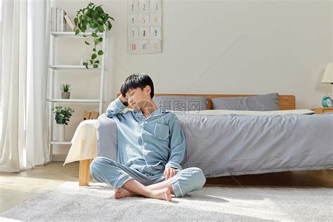 在家休息的居家小男孩高清图片下载 正版图片507511303 摄图网