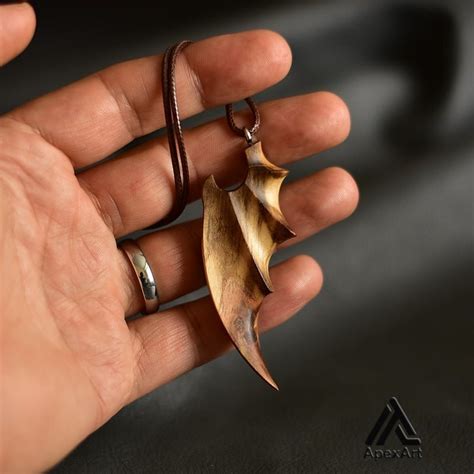 خرید و قیمت گردنبند چوبی طرح بال خفاش بتمن از غرفه صنایع دستی اپکس آرت