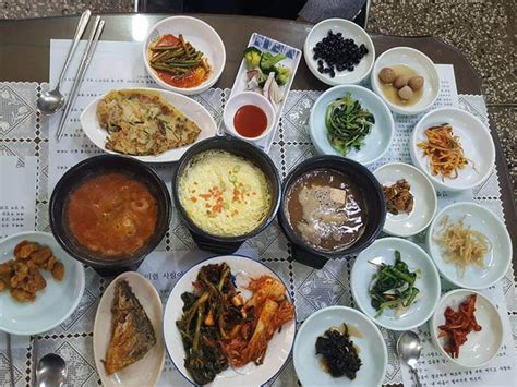 군산·전주에서 아침 일찍 만나는 가정식 백반소고기 무우국과 푸짐한 백반 한상