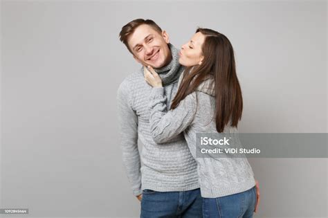 귀여운 젊은 회색 스웨터 스카프 함께 회색 벽 배경 스튜디오 초상화에 고립에서 여자 남자 커플 건강 한 라이프 스타일 아픈 아픈 질병 치료 추운 계절 개념 복사 공간을