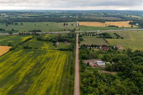 유채 밭과 시골 길의 조감도 브래드포드 웨스트 그윌림베리 캐나다 0명에 대한 스톡 사진 및 기타 이미지 0명 개화기 경관