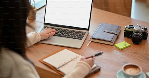 젊은 여성 블로거 개인 일기에 메모를 하는 동안 노트북 컴퓨터에서 작업하는 프리랜서 사진 작가 노트북 빈 화면 모형 사진