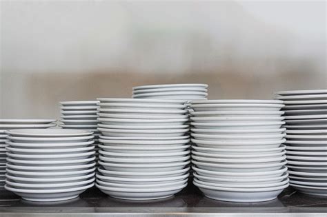 하얗고 깨끗한 접시가 평범한 배경을 배경으로 금속 선반에 깔끔하게 정리되어 있습니다 0명에 대한 스톡 사진 및 기타 이미지 0명 개체 그룹 고급 호텔 Istock