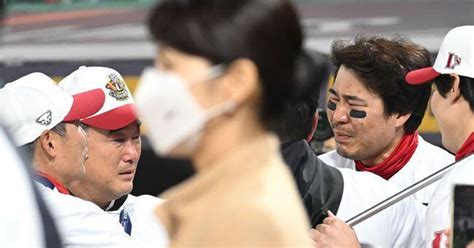 사진 뜨거운 눈물 흘리는 한유섬 조선일보