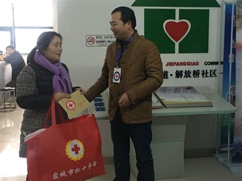 市红十字会党总支慰问社区“结对帮扶”困难群众