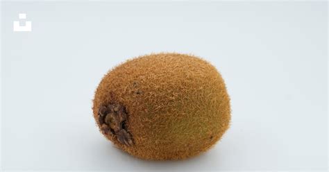 흰색 배경에 키위 과일의 클로즈업 사진 Unsplash의 무료 음식 이미지