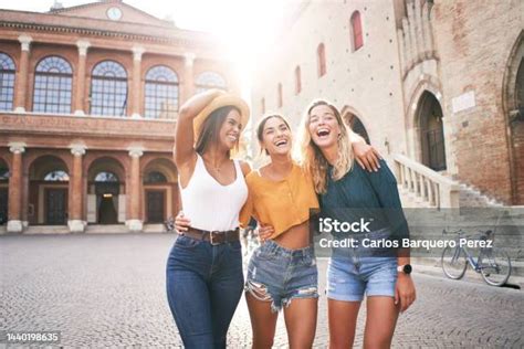 가장 친한 친구와 함께 보낸 환상적인 시간 도시에서 여름 방학에 야외에서 즐거운 시간을 보내는 세 명의 행복한 소녀 함께 카메라를 바라보며 웃고 있는 여자의 초상화 로마