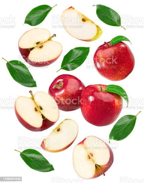 녹색 잎과 흰색 배경에 고립 된 절반을 가진 빨간 사과를 날고 있습니다 클리핑 패스 0명에 대한 스톡 사진 및 기타 이미지 0명 과일 밝은 빛 Istock
