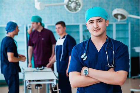 성공적인 전문 의사의 초상화 의료 학부의 직원 다국적 사람들 의사 간호사 및 외과 의사 외과 실에서 의과 대학의 졸업생의 그룹 병원에 대한 스톡 사진 및 기타 이미지