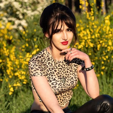 Alice Wood Alicew D Threads Say More