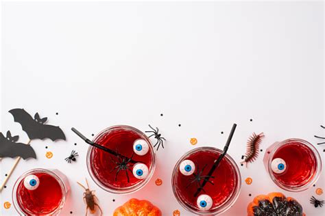 할로윈 축하 개념 떠 다니는 안구 펀치 호박 박쥐 실루엣 거미 지네 바퀴벌레와 카피 스페이스가있는 고립 된 흰색 배경에 색종이 달린 안경의 탑 뷰 사진 0명에 대한 스톡