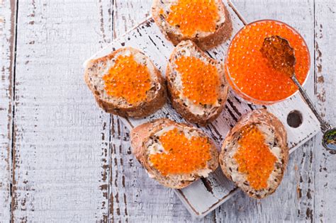 나무 배경에 맛 있는 밝은 빨간 신선한 스낵 레드 캐 비어 캐 비어은 숟가락 비싼 고급 진미 해산물입니다 0명에 대한 스톡 사진 및 기타 이미지 Istock