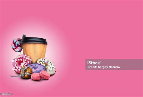 핑크 배경에 커피의 뿌리 마카롱 쿠키와 종이 컵 맛있는 도넛 건강에 좋지 않지만 맛있는 과자 공간을 복사합니다 클로즈업 배경 주제에 대한 스톡 사진 및 기타 이미지 Istock