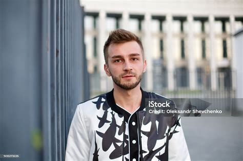 흰색과 검은 색 양복을 입은 잘 생긴 남자와 슬프고 시끄러운 표정 세련된 양복과 매혹적인 외모로 그루터기와 모델 헤어 스타일을 가진 남자 보기 정적 활동에 대한 스톡 사진