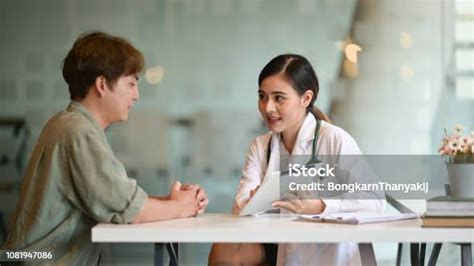 디지털 태블릿에 환자 몇 가지 정보를 보여주는 의사의 샷 의사에 대한 스톡 사진 및 기타 이미지 의사 태블릿 환자 Istock