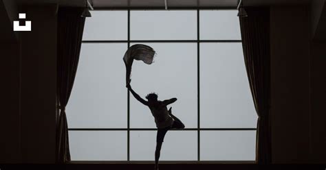 창가에 서 있는 남자의 실루엣 사진 Unsplash의 무료 댄스 이미지