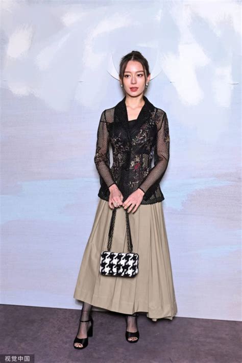 吉娜黑色透视装现身时装周 渔网袜配伞裙成熟知性 搜狐大视野 搜狐新闻