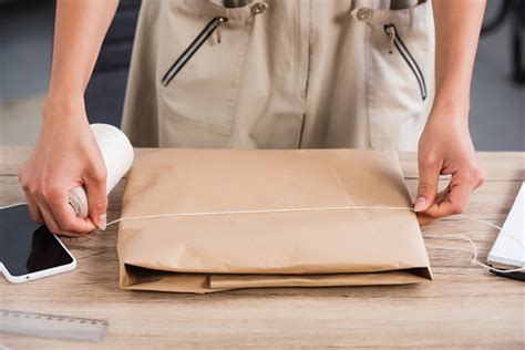 스마트폰으로 테이블에 종이 패키지를 포장 하는 여성 패션 디자이너의 자른된 이미지 Diy에 대한 스톡 사진 및 기타 이미지 Diy 디자인 디자인 전문가 Istock