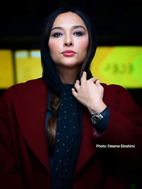 کیف طرح پلنگی آناهیتا درگاهی در کنار پالتوی زرشکی؛ مد پاییزی زمستانی