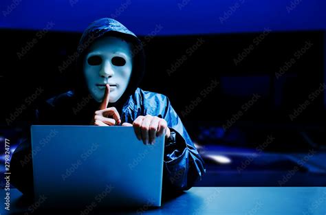 Foto De Anonymous Computer Hacker In White Mask And Hoodie Obscured
