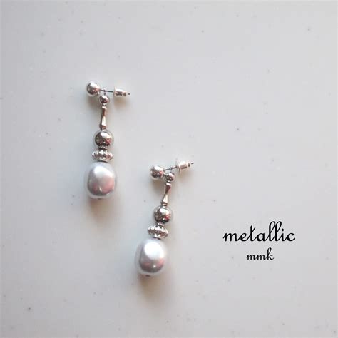 メタリック シルバーボール＆ パール ピアス イヤリング Mmk0033 Minne 日本最大級のハンドメイド・手作り通販サイト