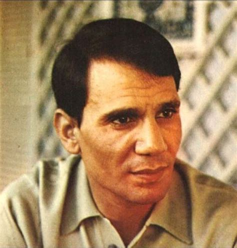 صورة نادرة لعبد الحليم حافظ أمام سيارته الشهيرة Laha Magazine